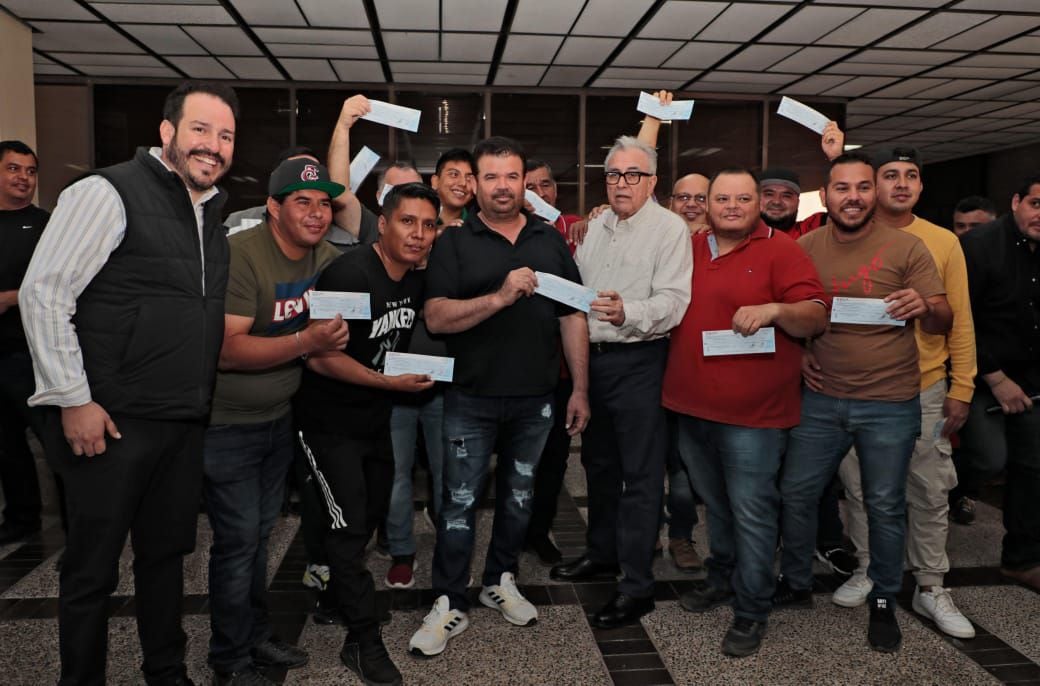 Sinaloa Late Fuerte: Rocha Moya entrega apoyos de 2 mil 500 pesos a ...