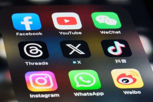 ¿Más censura? Morena busca prohibir memes, stickers y críticas