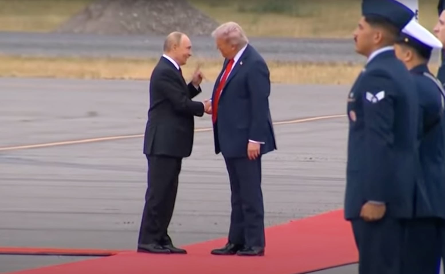 (VIDEO) Trump y Putin se encuentran cara a cara en Alaska